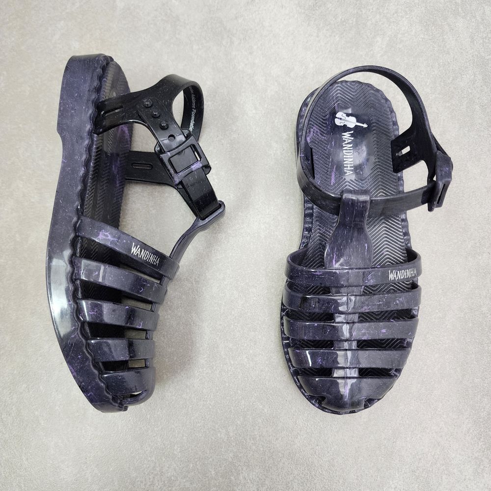 Sandália Grendene Kids Wandinha Collection - Preto - Vandinha