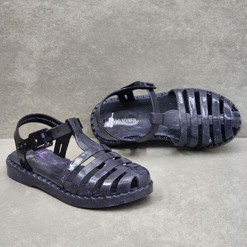 Sandália Grendene Kids Wandinha Collection - Preto - Vandinha