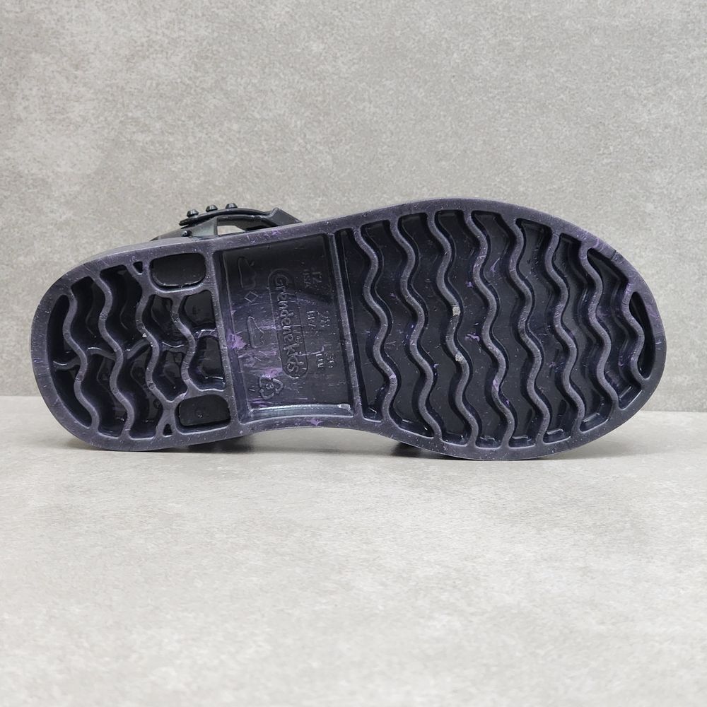 Sandália Grendene Kids Wandinha Collection - Preto - Vandinha